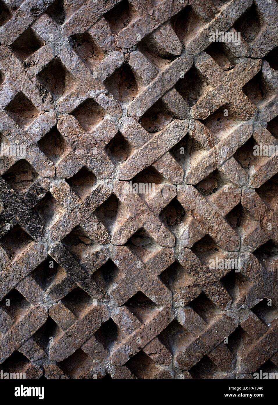 CUADRANGULO DE LAS MONJAS - DETALLE DE CELOSIA CON FORMA GEOMETRICA ...