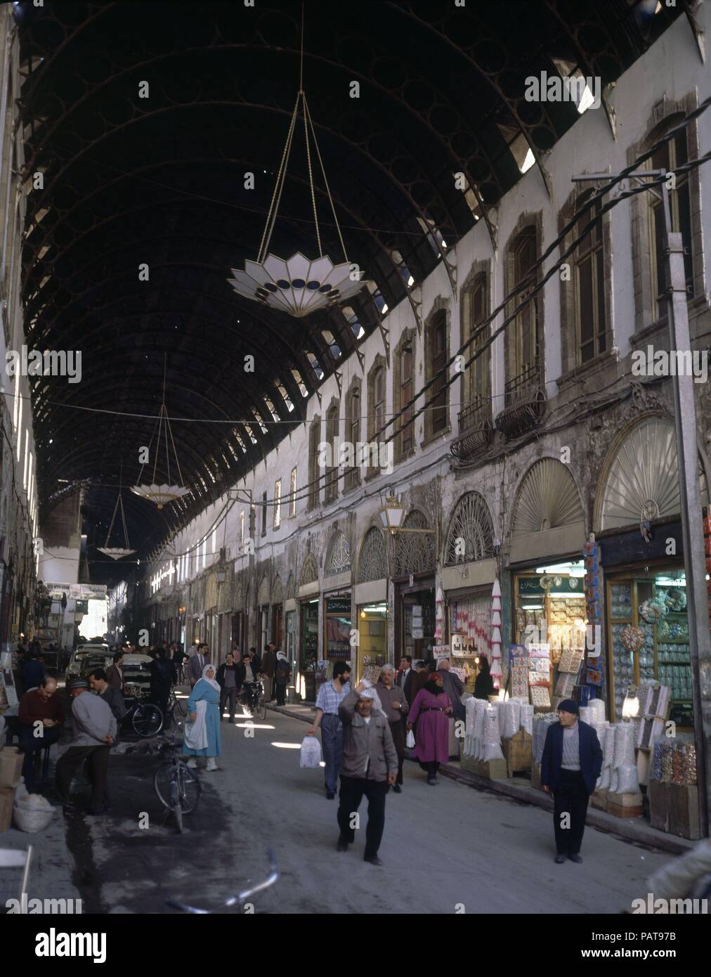 Calle con tiendas hi-res stock photography and images - Alamy