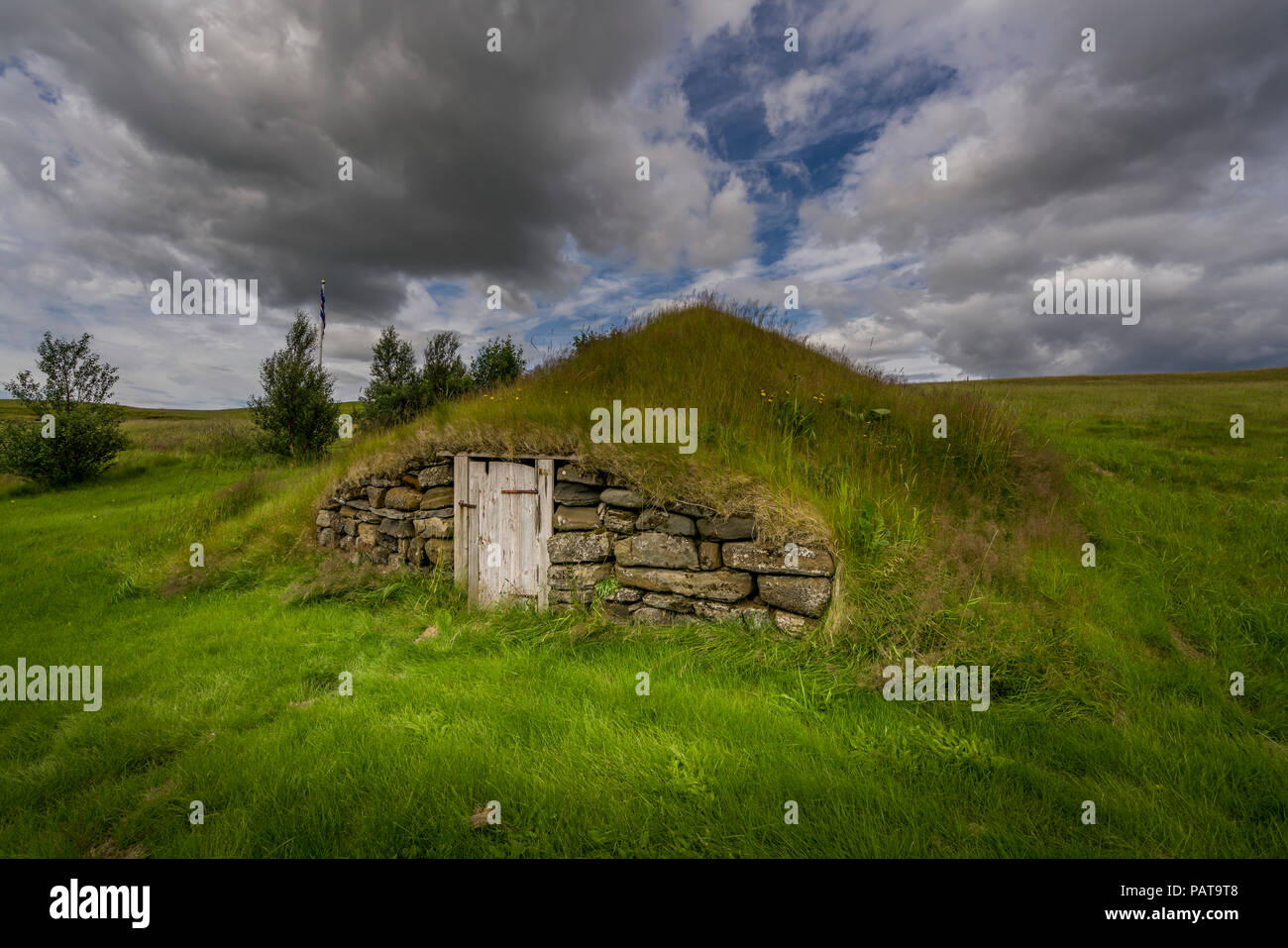 Old house turf roof hi-res stock photography and images - Alamy