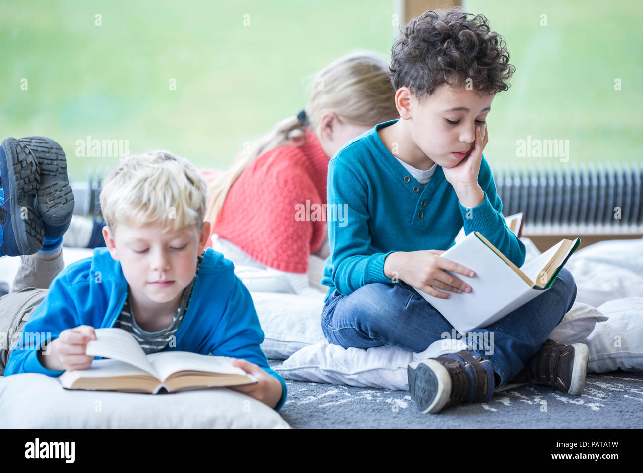 Pupils reading books hi-res stock photography and images - Alamy