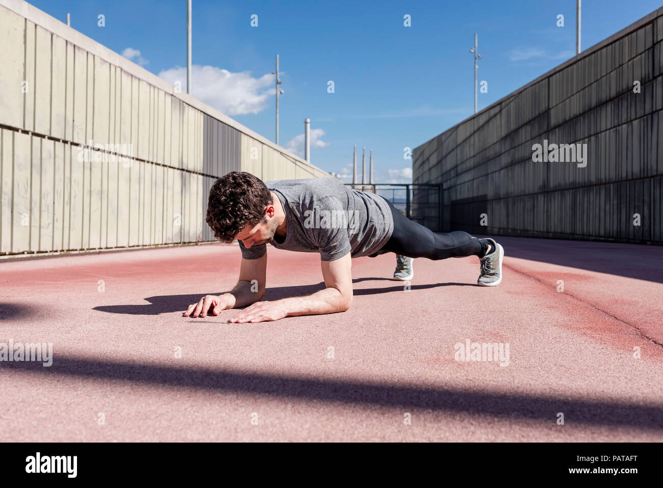 Man running between walls hi-res stock photography and images - Alamy