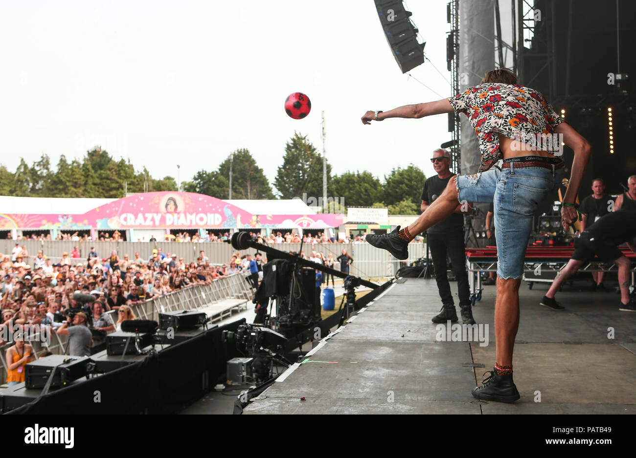 Peter crouch robot dance hi-res stock photography and images - Alamy