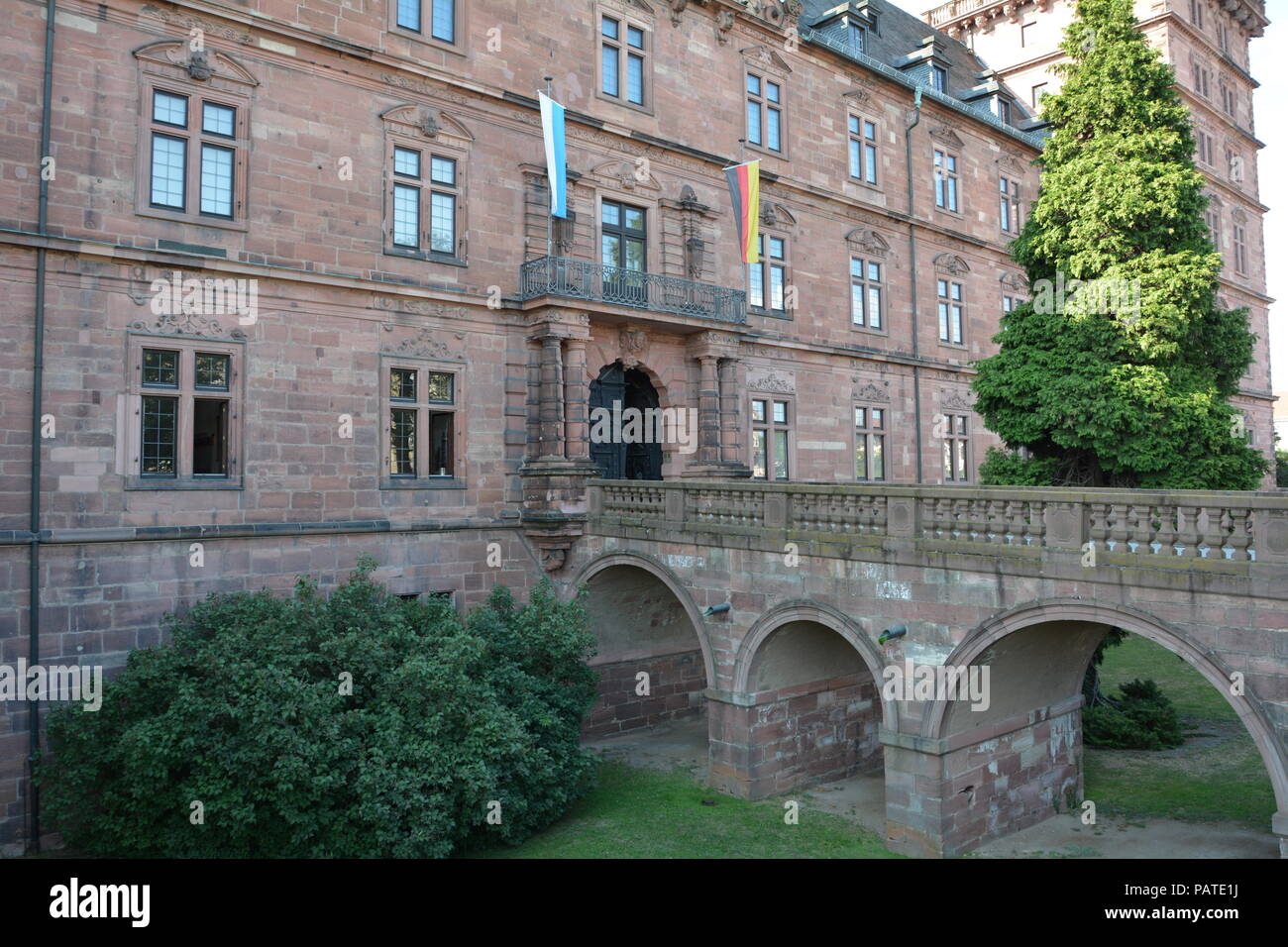 Medieval stone arch bridge hi-res stock photography and images - Alamy