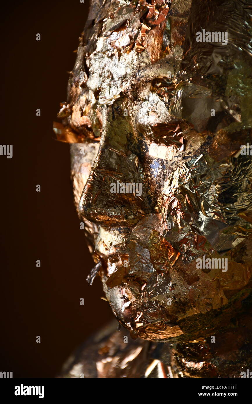 Gold face statue hi-res stock photography and images - Alamy