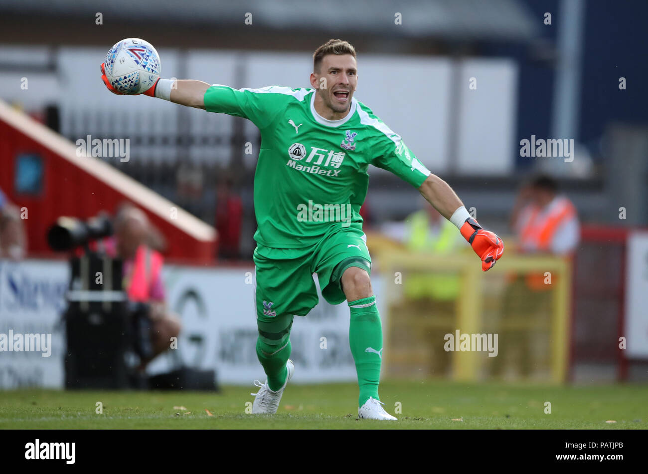Crystal palace goalkeeper vicente guaita hi-res stock photography and ...
