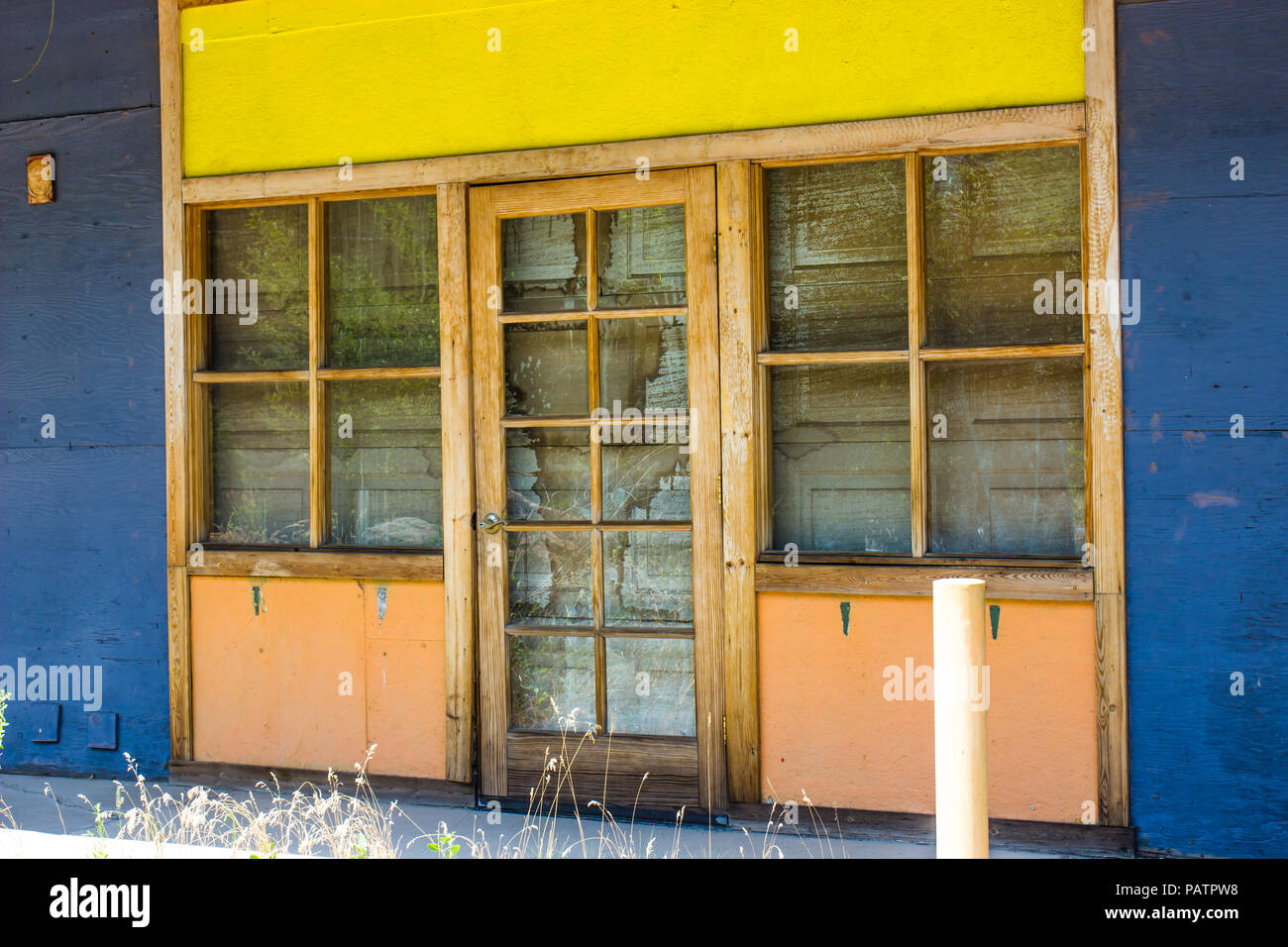 Opening front windows hi-res stock photography and images - Alamy