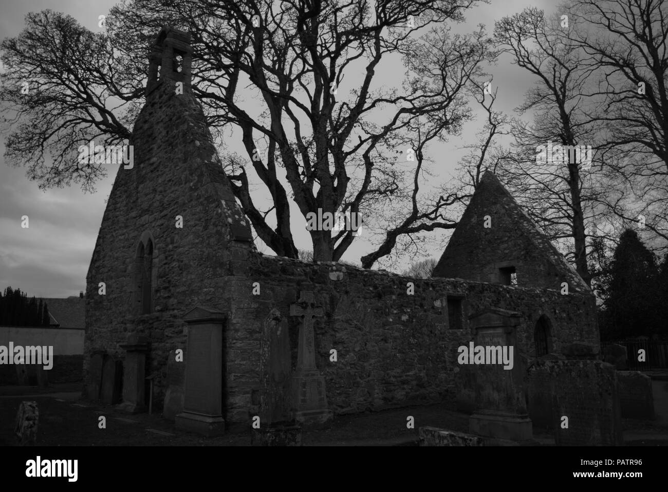 Alloway Auld Kirk in black and white Stock Photo - Alamy