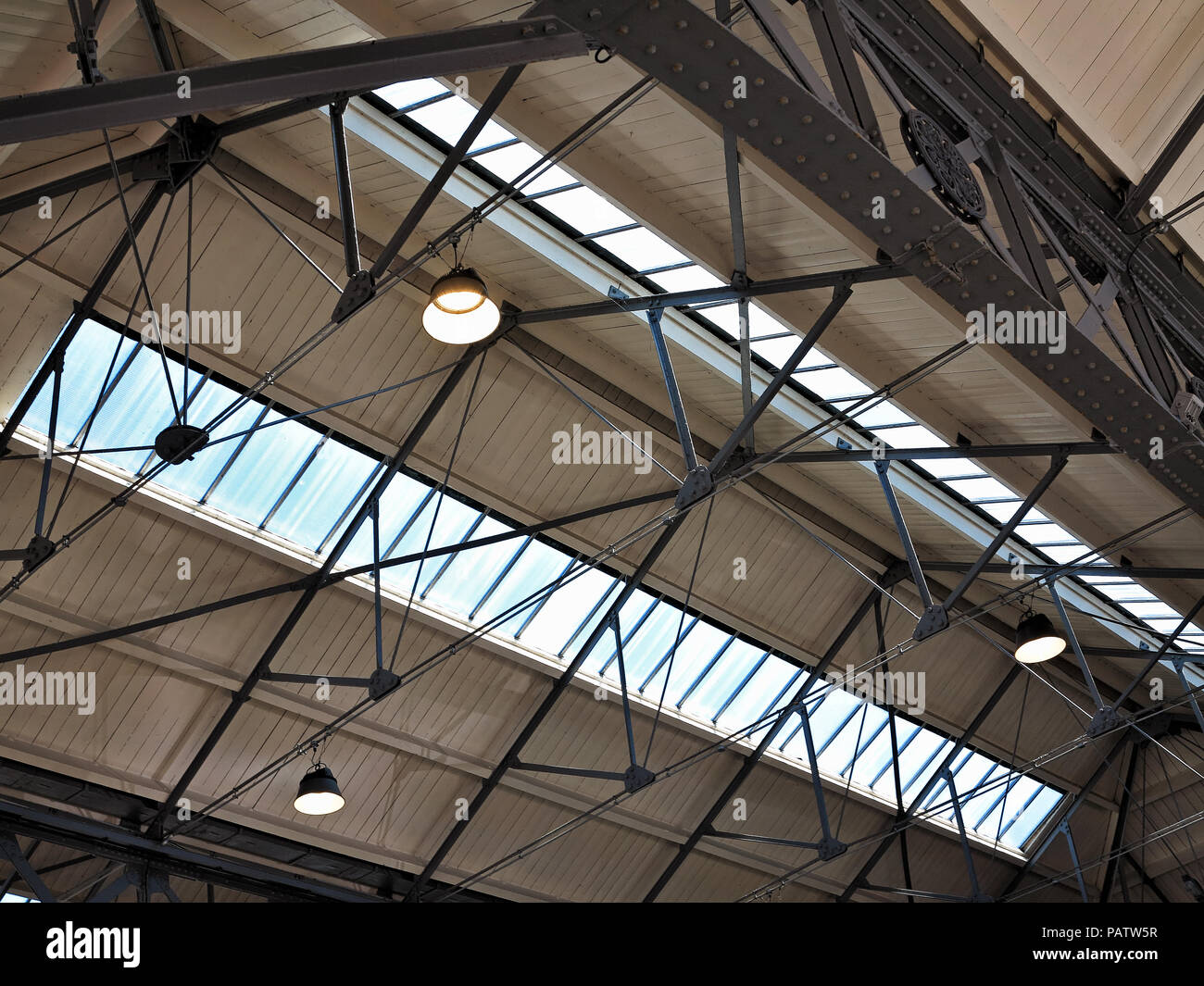 Market roof hi-res stock photography and images - Alamy
