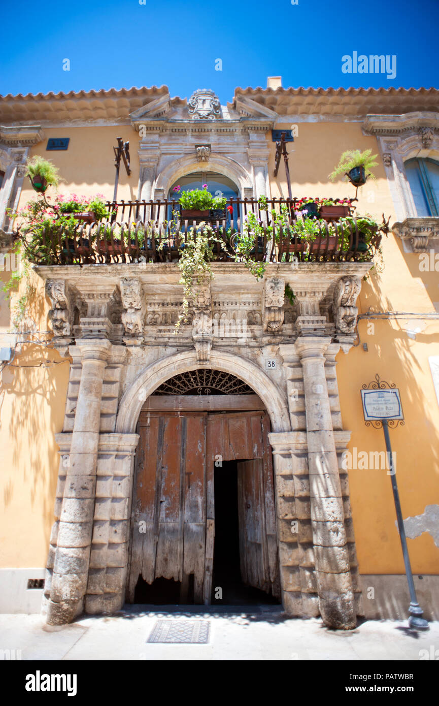 An old stone door way in the town of Palazzolo Acreide, Sicily Stock ...