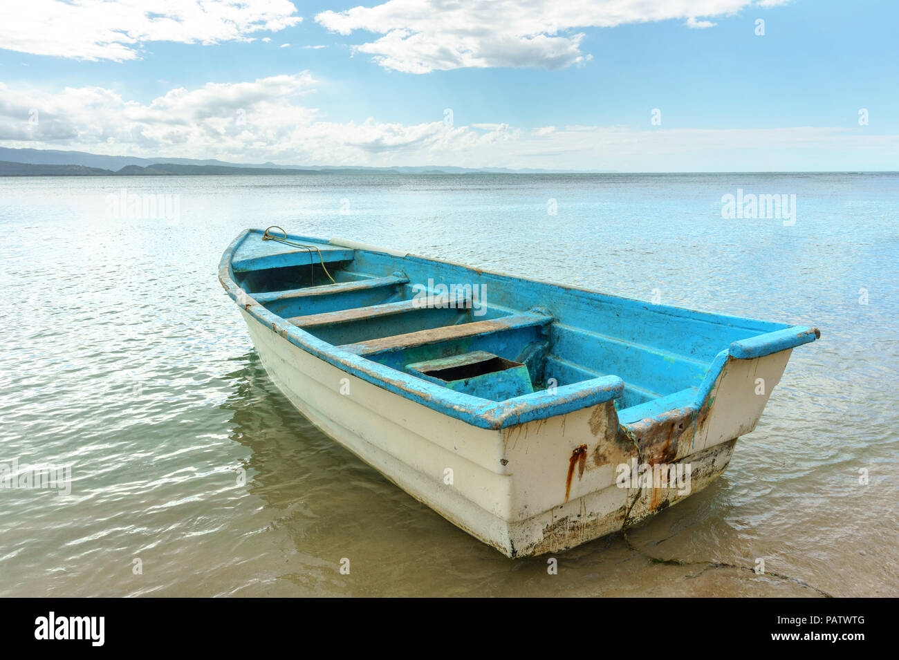 White and blue boat hi-res stock photography and images - Alamy