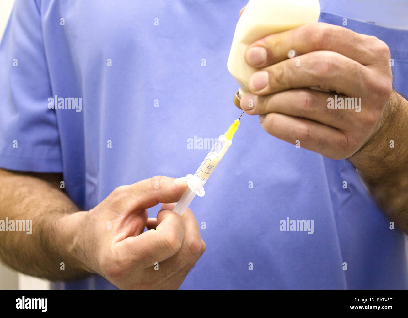 Hands of veterinarian preparing a syringe with medicine Stock Photo - Alamy
