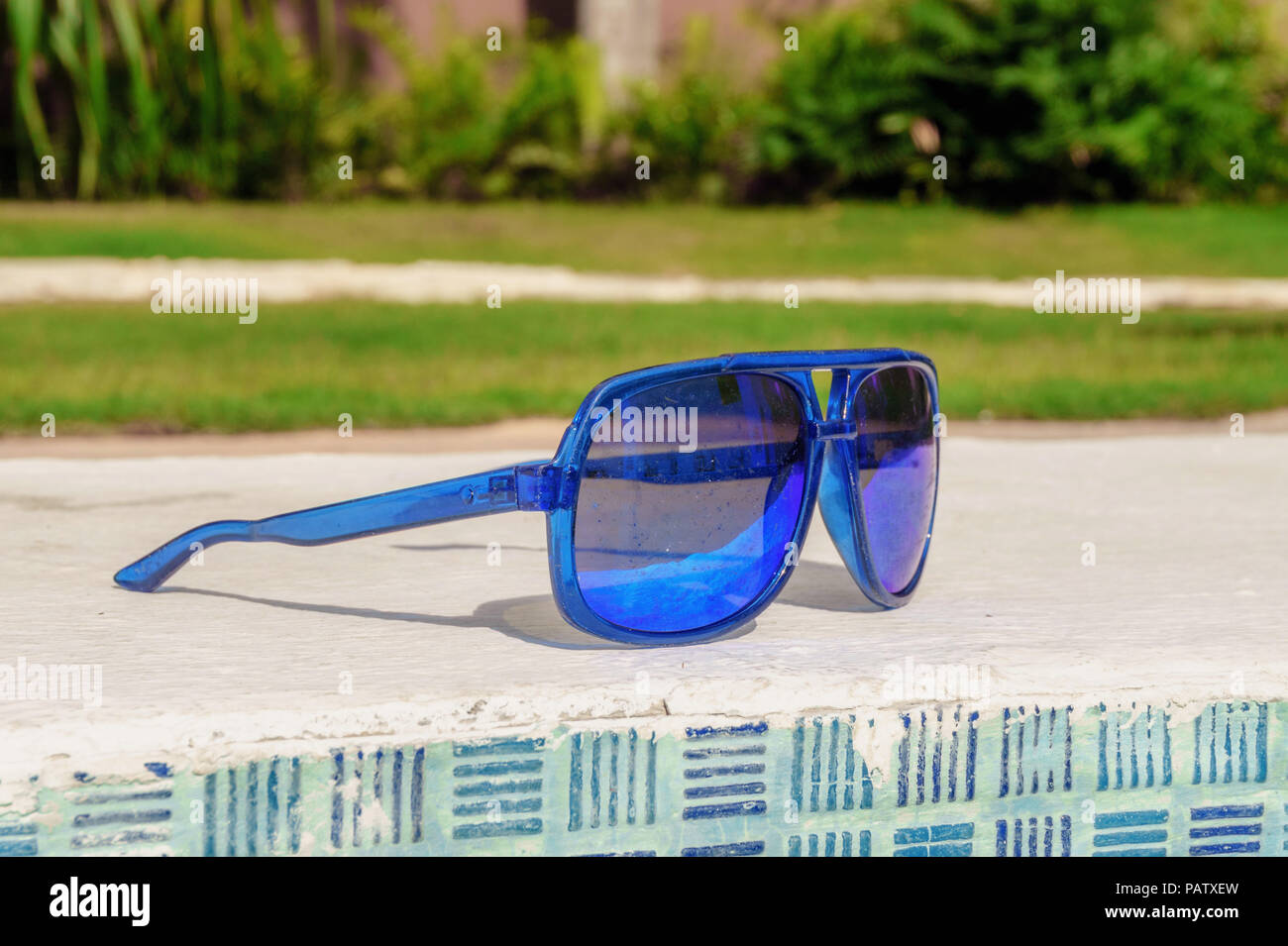 White rim sunglasses hi-res stock photography and images - Alamy