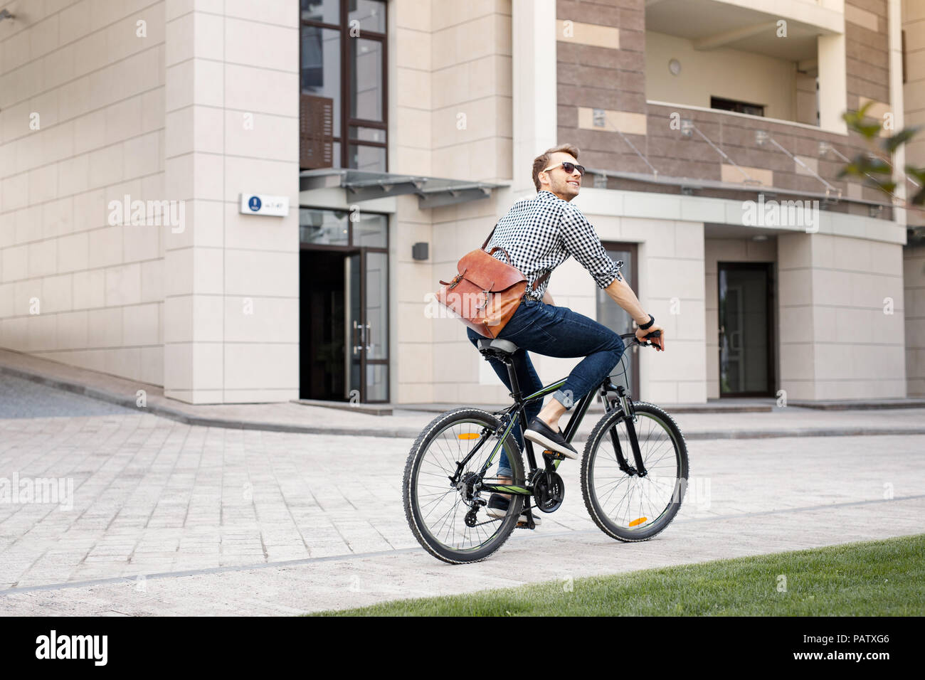 Man going to work full length hi-res stock photography and images - Alamy