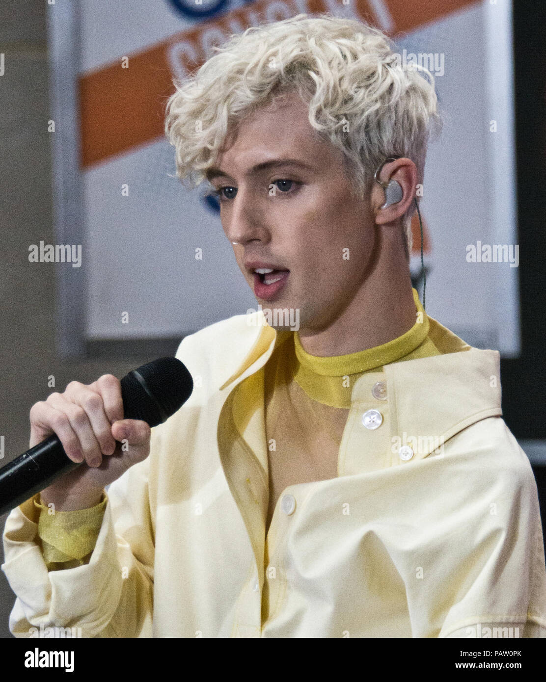 Celebrities australian australia singer hi-res stock photography and ...