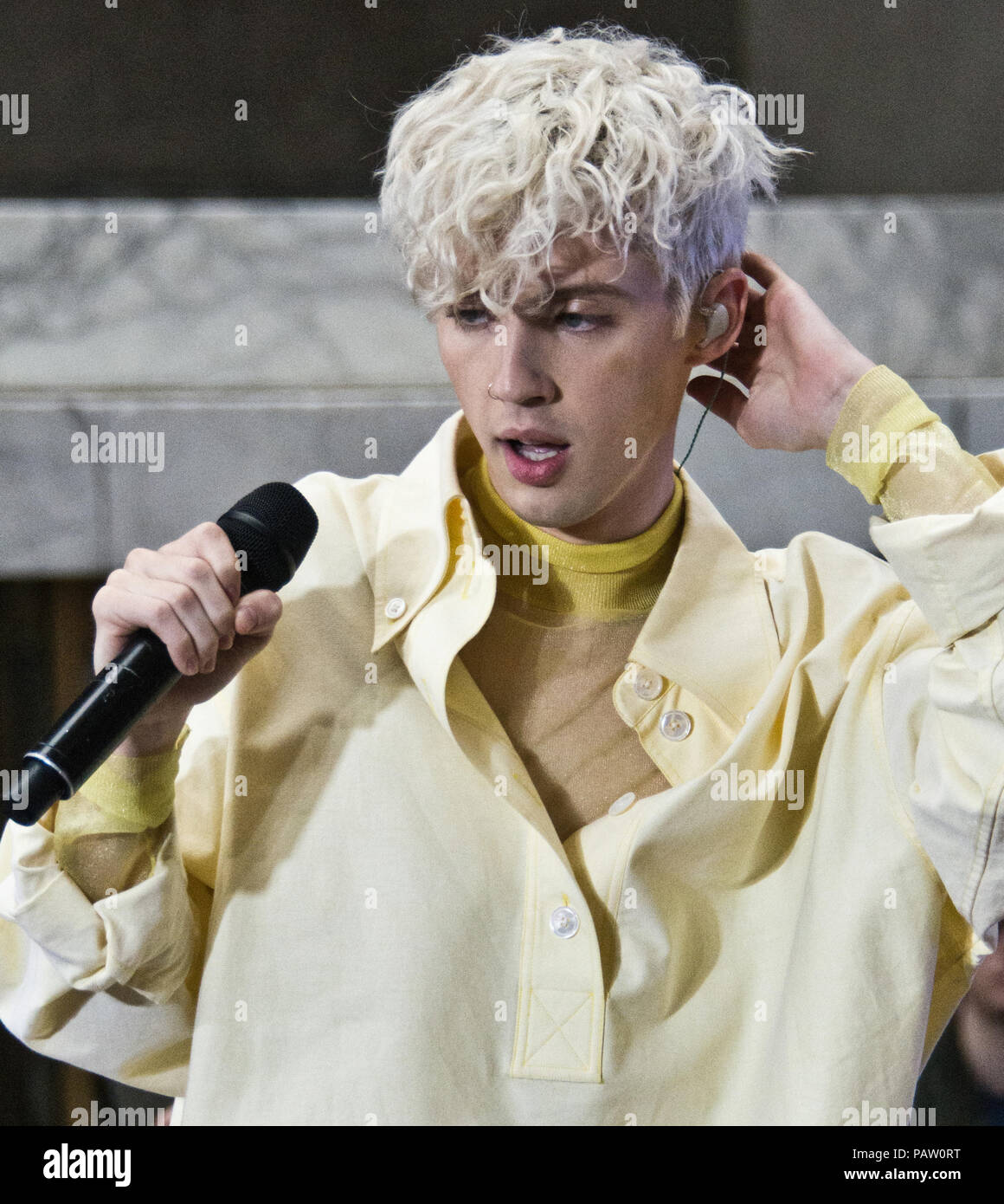 African fashion show hi-res stock photography and images - Alamy