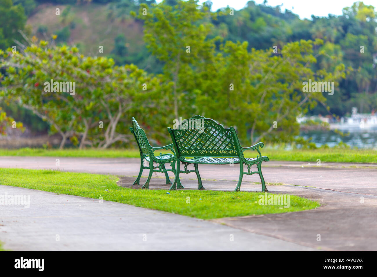 Green benches hi-res stock photography and images - Alamy