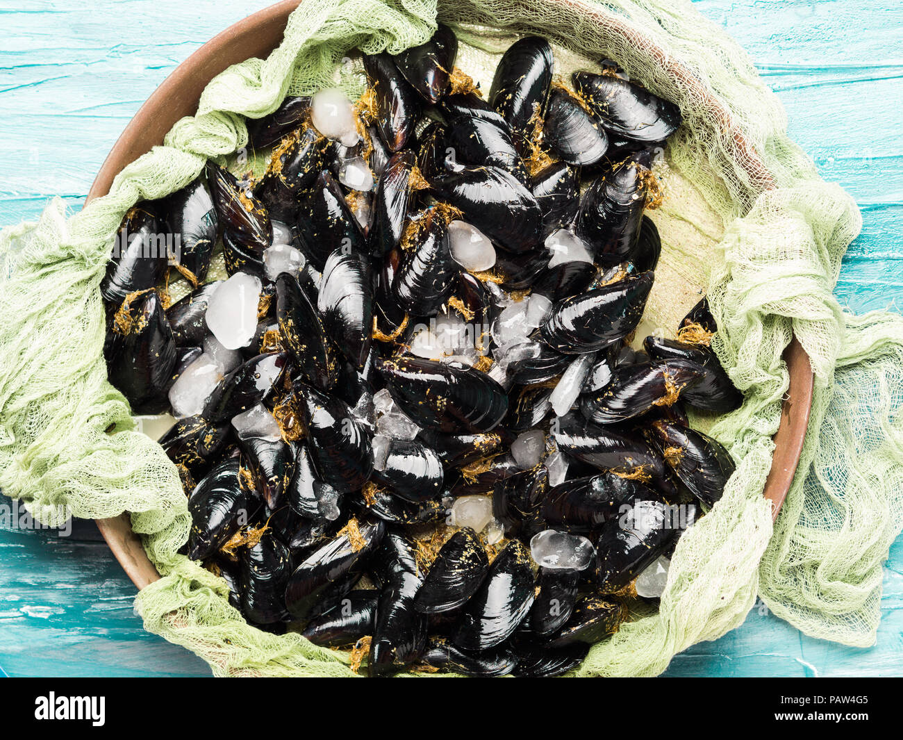 Fresh raw mussels on rusty tray. Seafood concept Stock Photo - Alamy