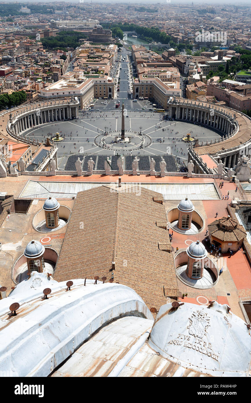 Statues In Saint Peter Of The Vatican Roof High Resolution Stock ...
