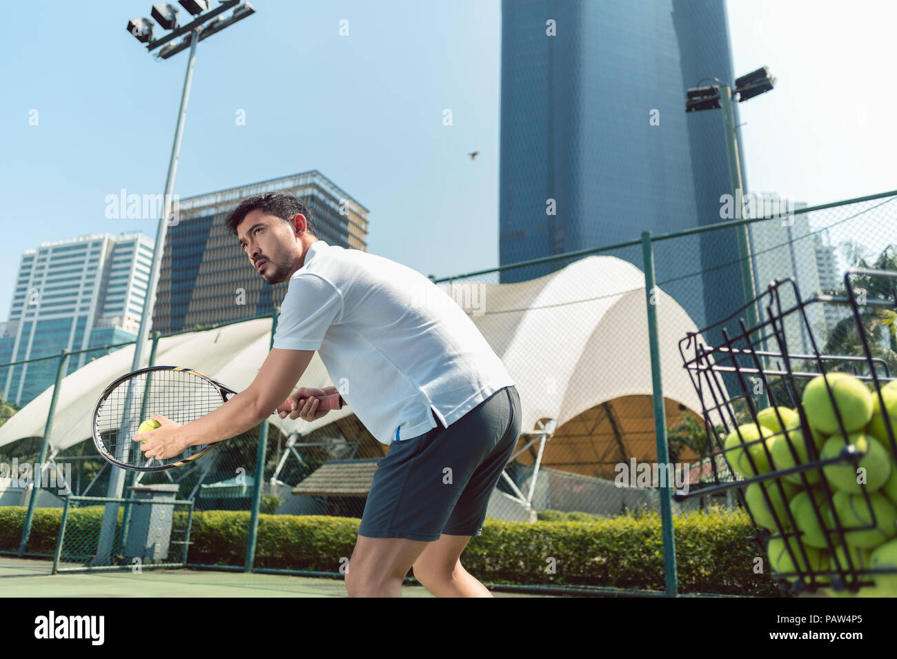 Man playing tennis hi-res stock photography and images - Alamy