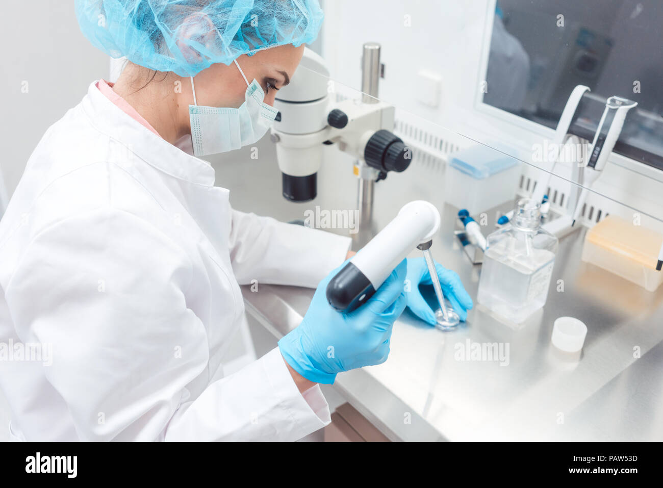Scientist in lab hi-res stock photography and images - Alamy