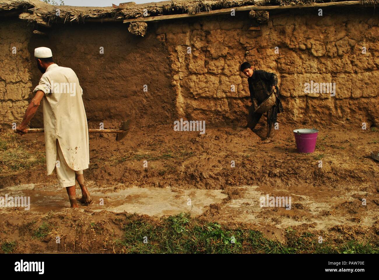 Mardan, Pakhtunkhwa, Pakistan. 5th Nov, 2017. A man seen collecting ...