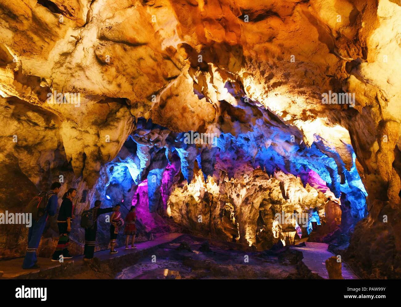 (180725) -- FUYUAN, July 25, 2018 (Xinhua) -- Tourists walk through a ...
