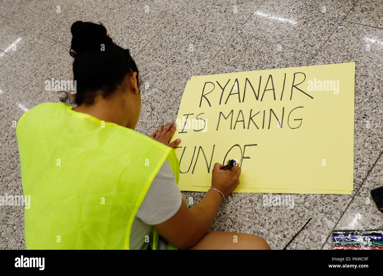 Mallorca, Palma, Spain. 25th July, 2018. Ryanair cabin crew on a strike ...