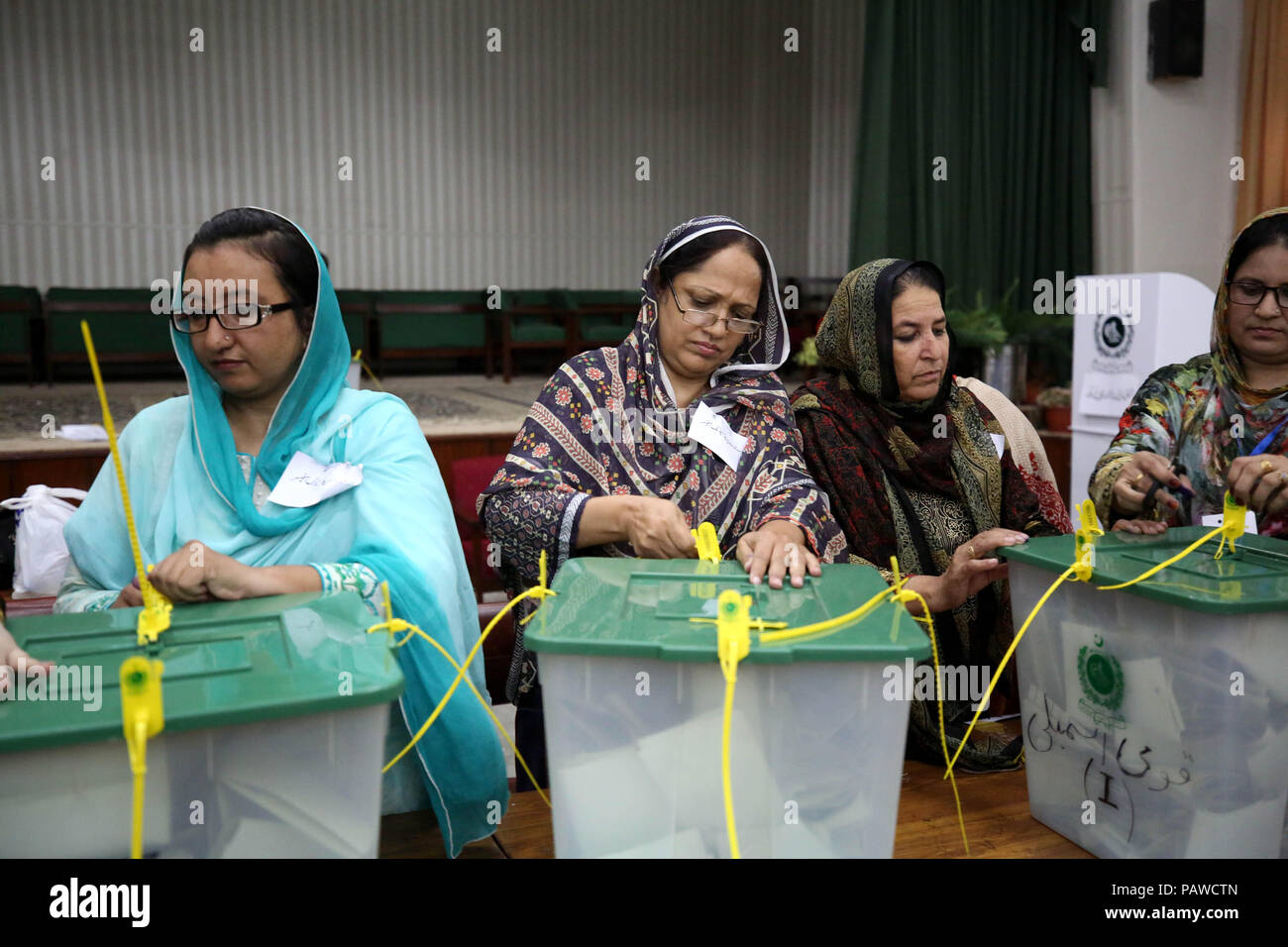 Islamabad, Pakistan. 25th July, 2018. Election officials open ballot ...