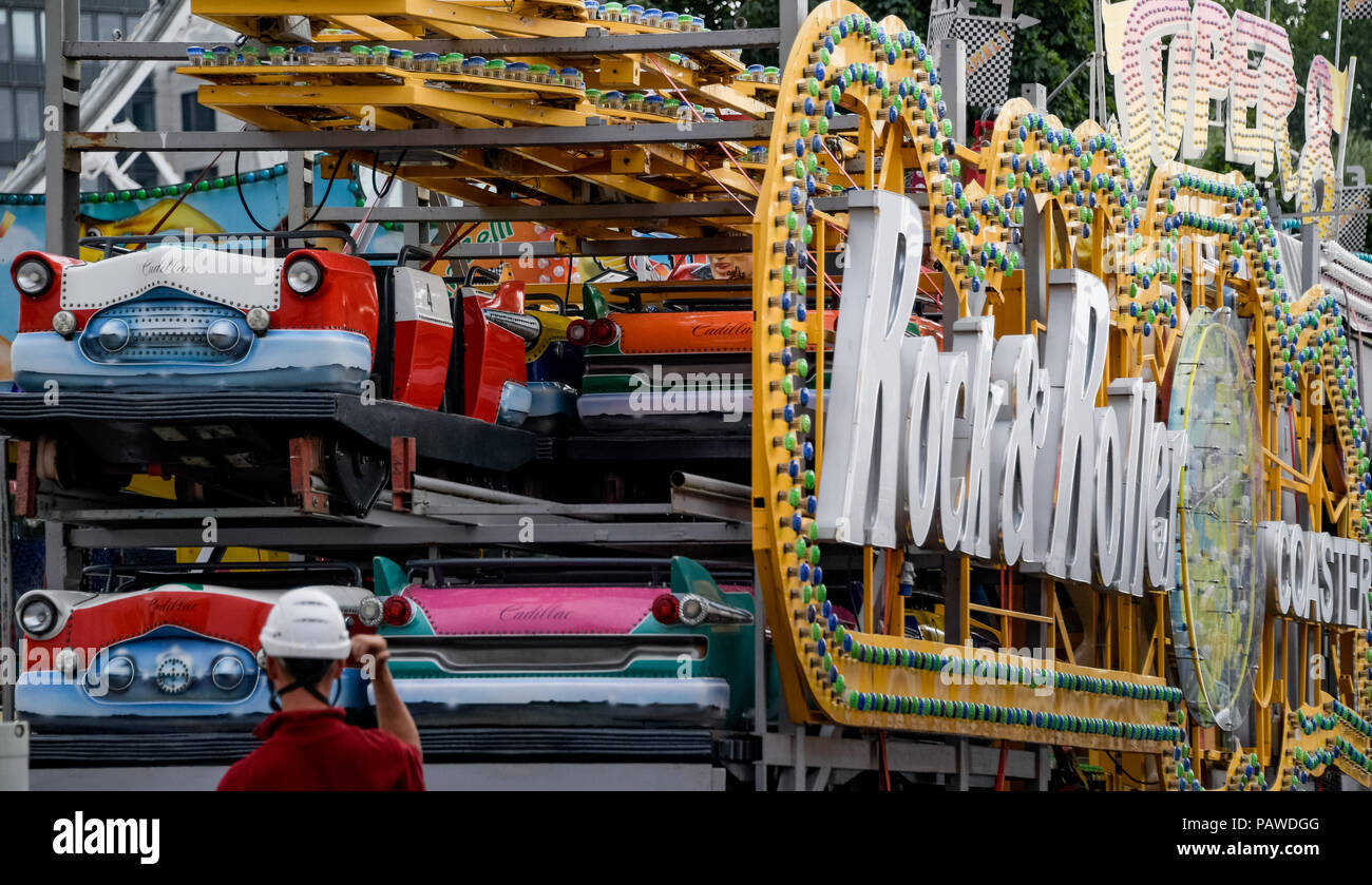 Hamburg, Germany. 25th July, 2018. A worker prepates a ride for the ...
