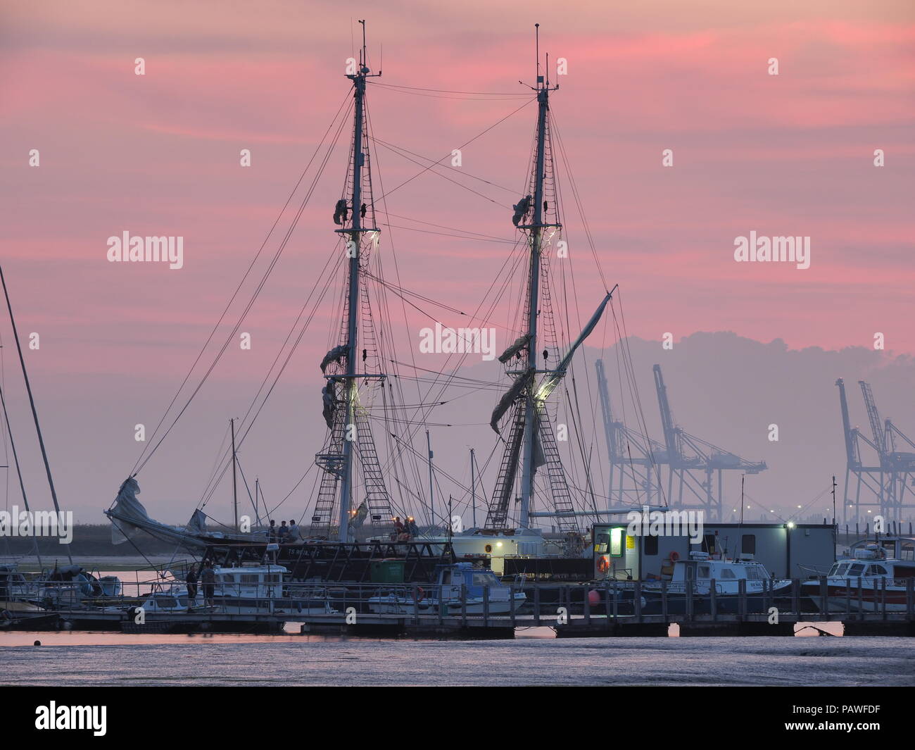 Queenborough, Kent, UK. 25th July, 2018. UK Weather: tall ship 'TS ...