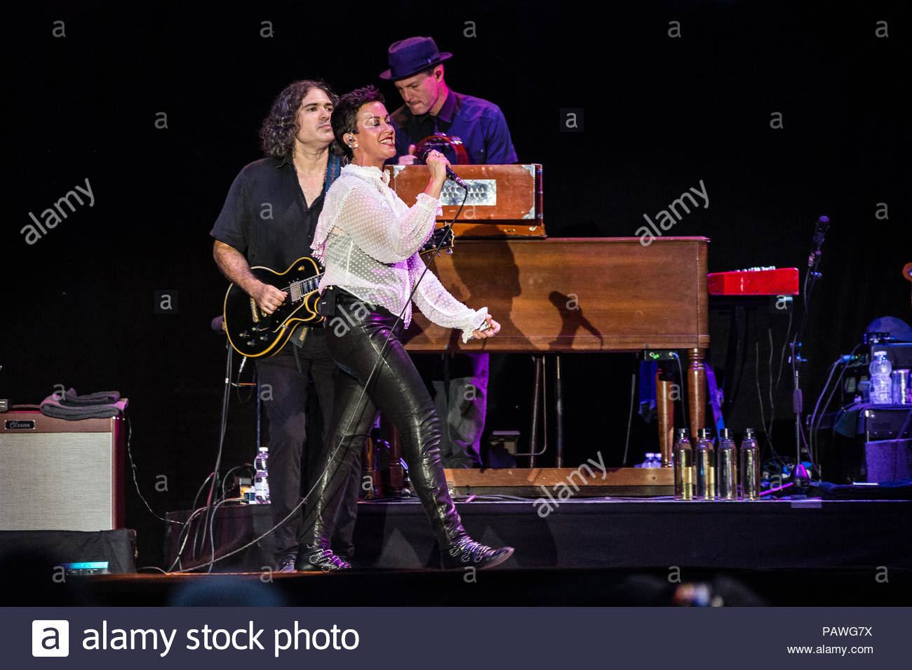 Alanis Morissette Stock Photos & Alanis Morissette Stock Images - Alamy