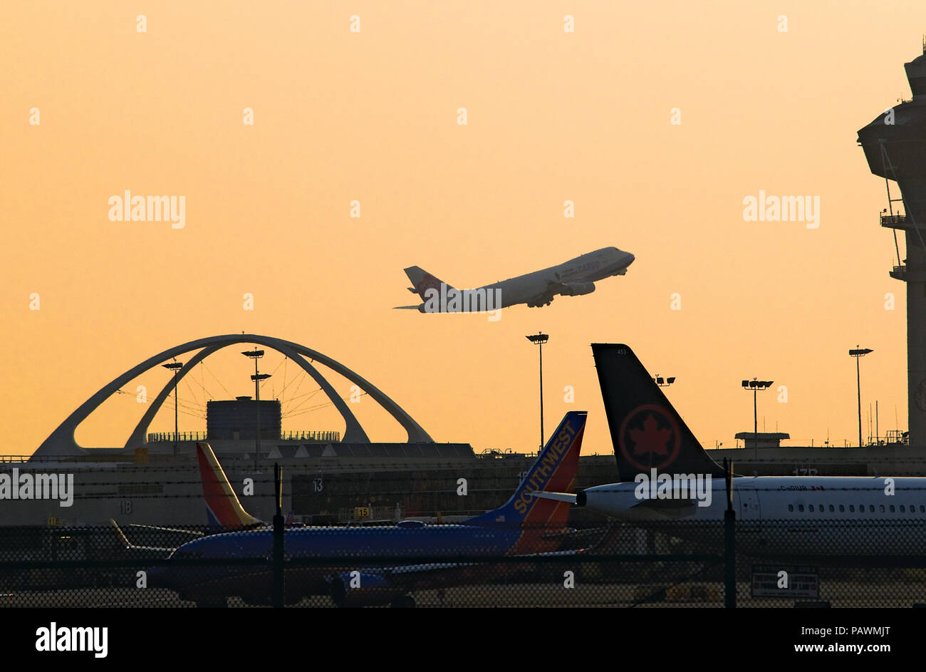 747 taking off hi-res stock photography and images - Alamy
