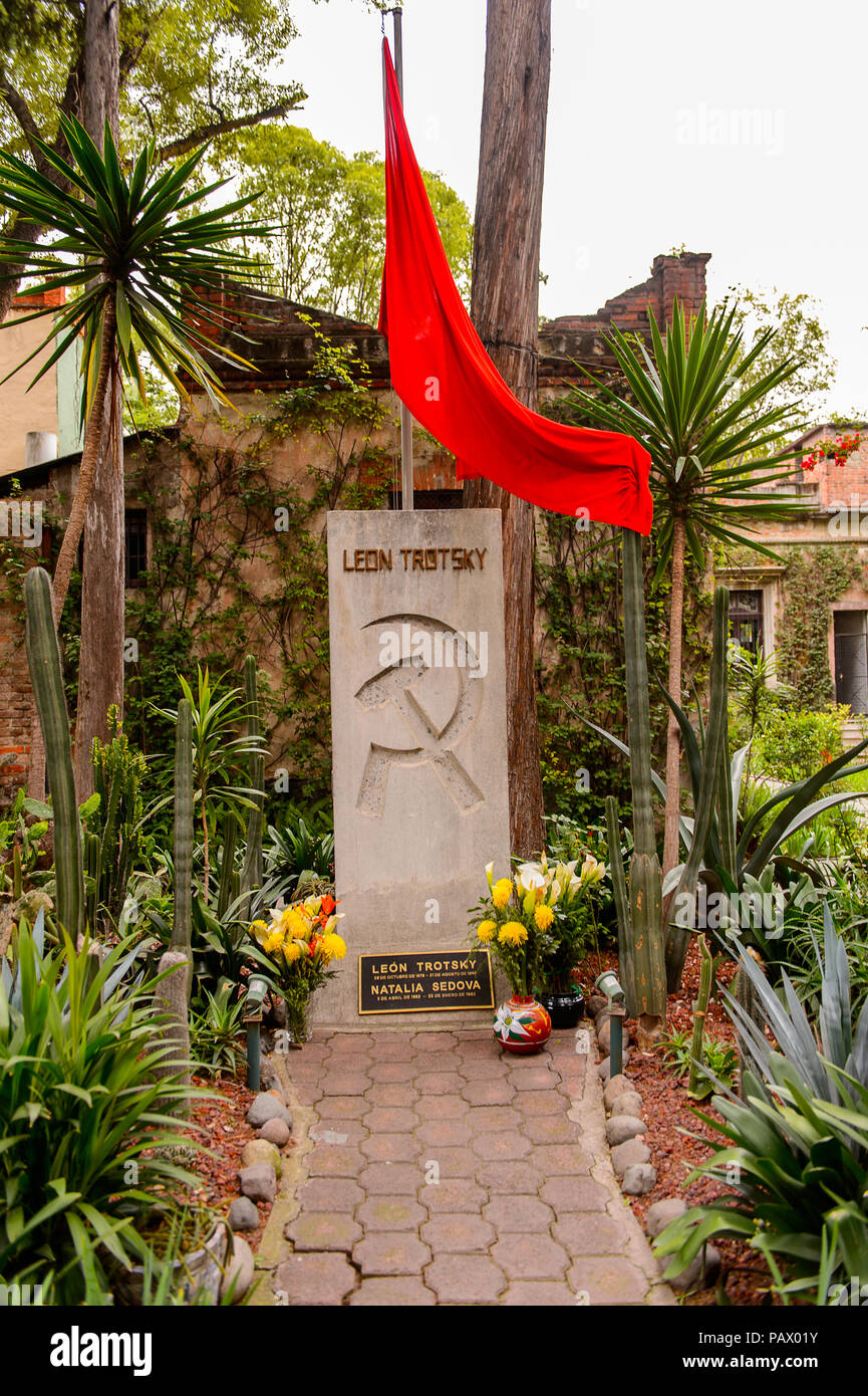 COYOACAN, MEXICO - OCT 28, 2016: Leon Trotsky grave with the Soviet ...