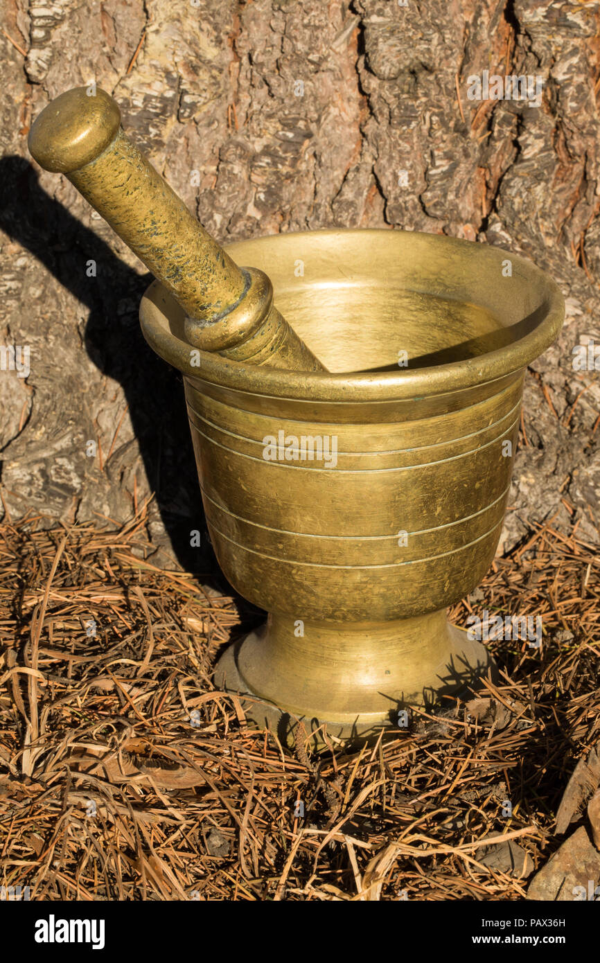 Mortar pestle medieval hi-res stock photography and images - Alamy