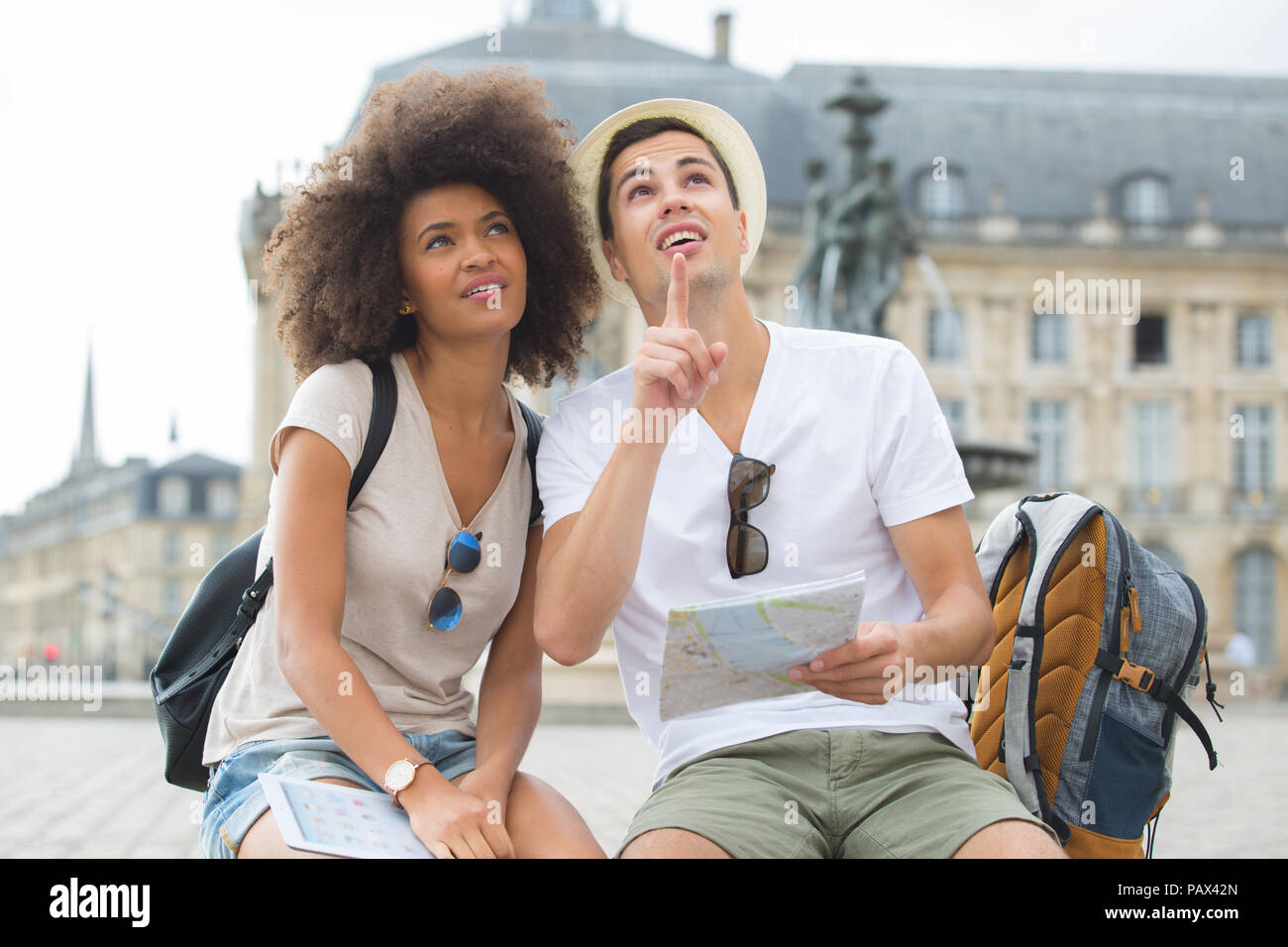 happy tourists with map sightseeing city Stock Photo - Alamy