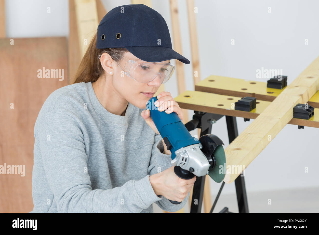 female carpenter cutting the edge Stock Photo - Alamy