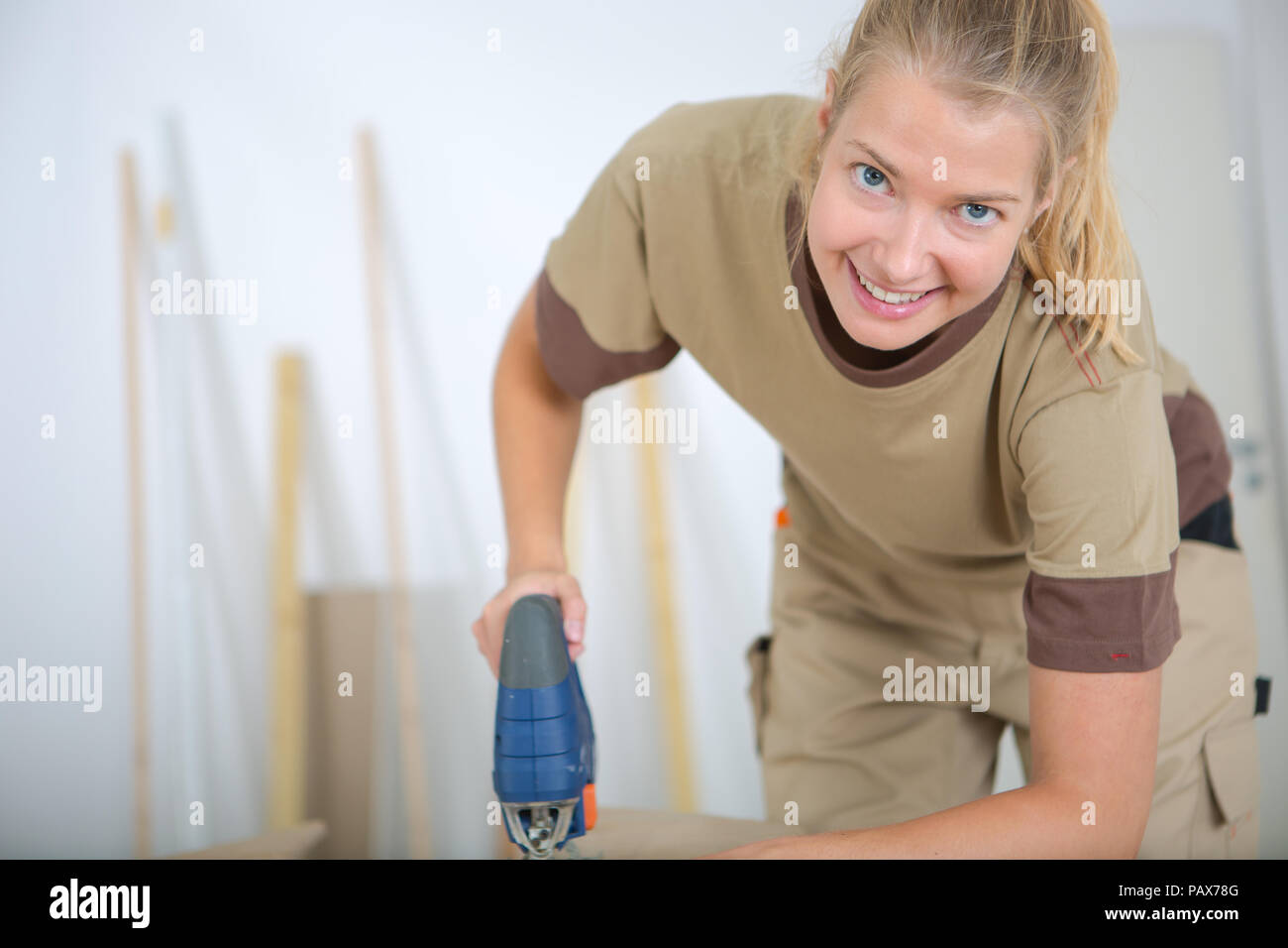Female carpenter using saw hi-res stock photography and images - Alamy