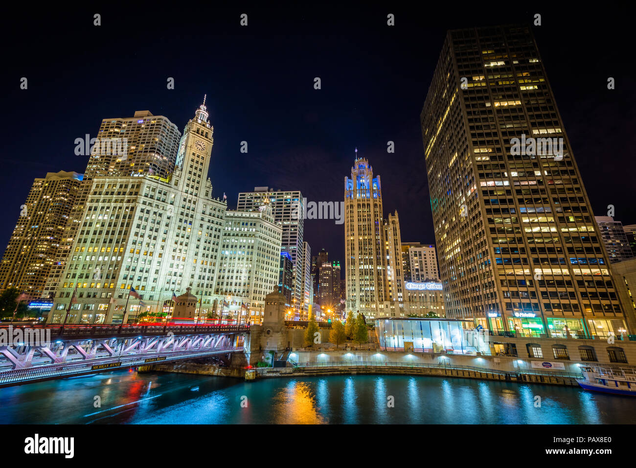 Chicago night river skyline buildings hi-res stock photography and ...