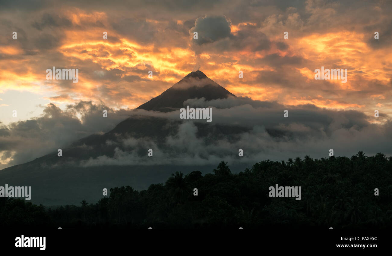 Mayon Volcano Eruption High Resolution Stock Photography and Images - Alamy