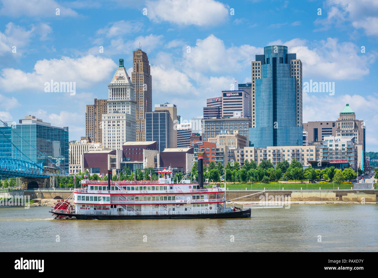 Riverboat and the Cincinnati skyline, from Newport, Kentucky Stock ...