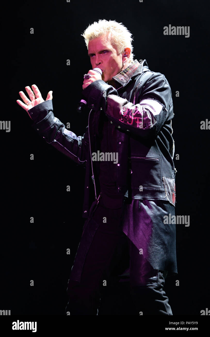 HOLLYWOOD FL - SEPTEMBER 21: Billy Idol of the Billy Idol band performs ...