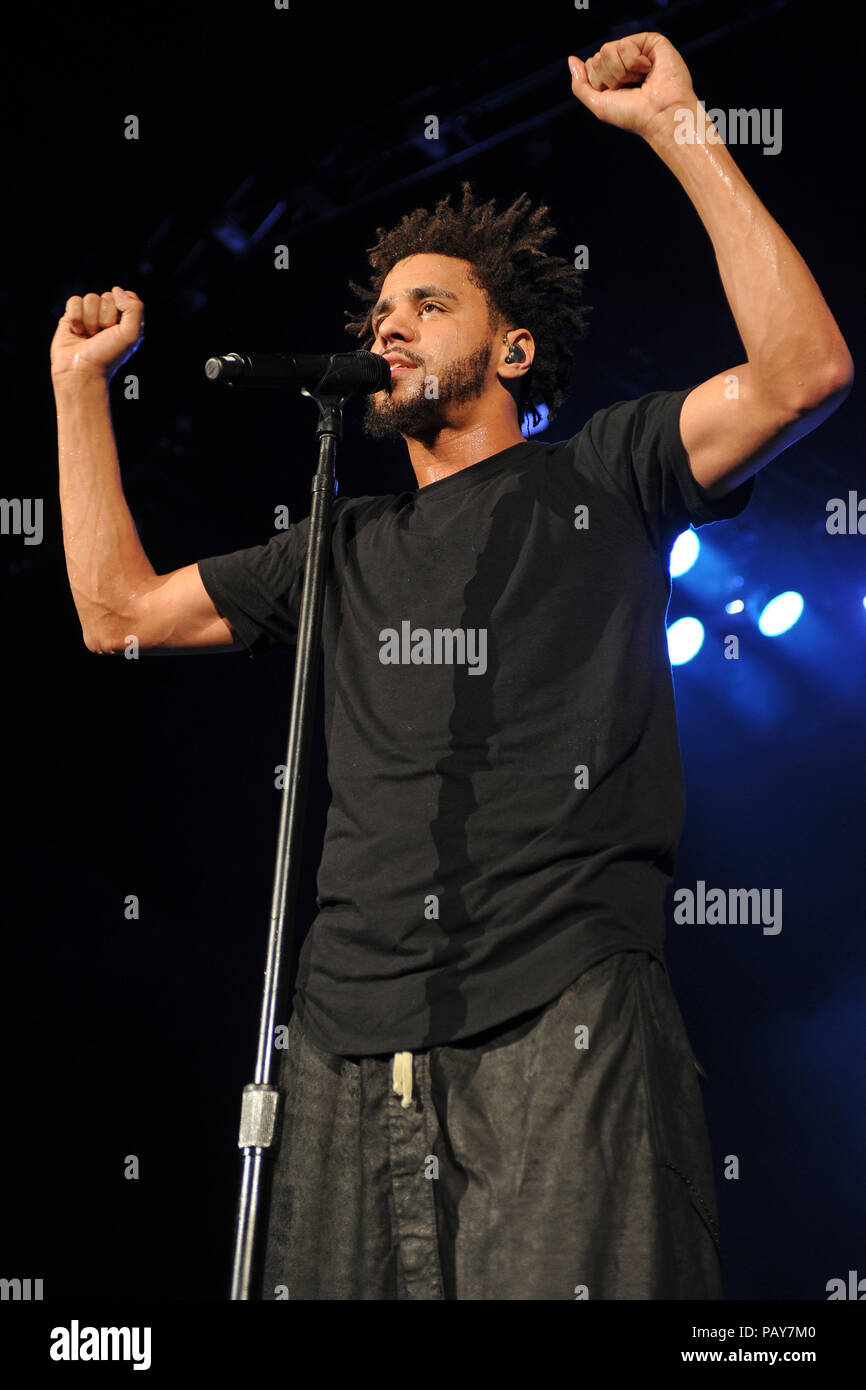 WEST PALM BEACH, FL - AUGUST 18: Hip hop recording artist Jermaine ...