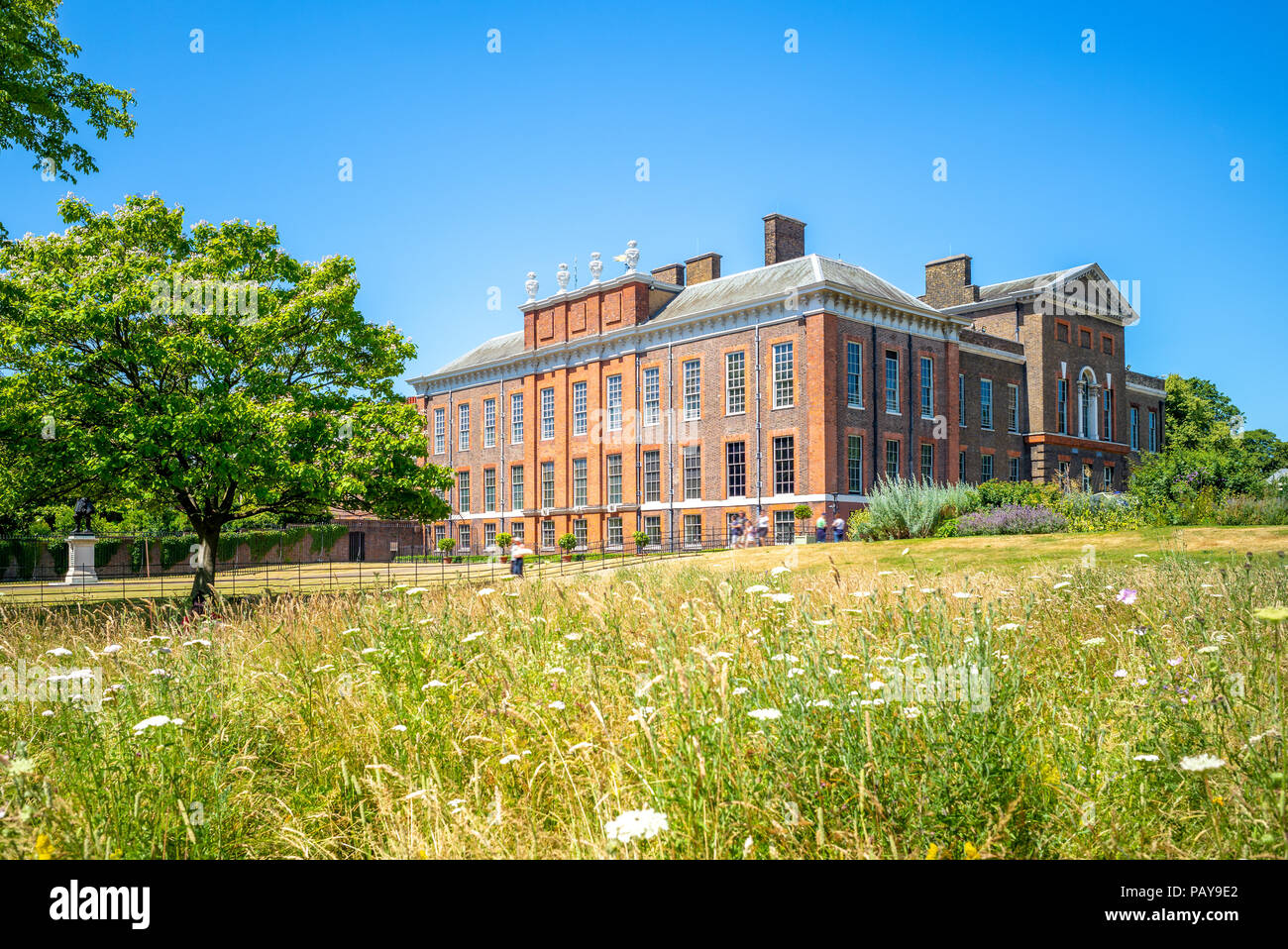 Britain england london kensington hi-res stock photography and images ...