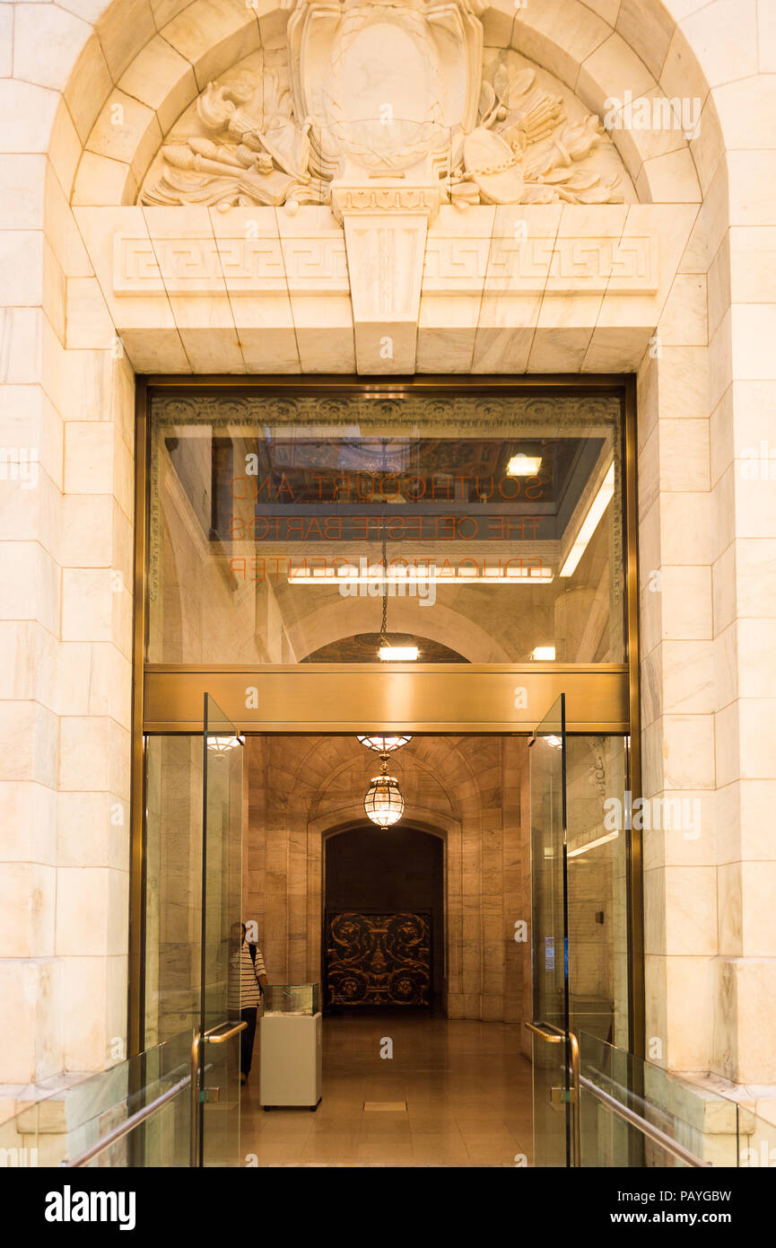 NEW YORK, USA - OCT 8, 2015: Public library on the 5th avenue, Bryant ...