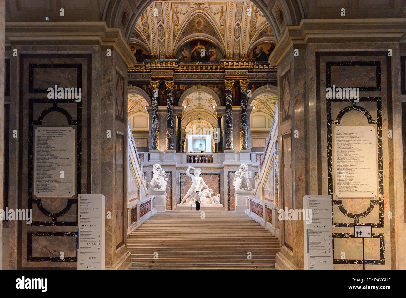 VIENNA, AUSTRIA - NOV 17, 2015: Main hall of the Kunsthistorisches ...