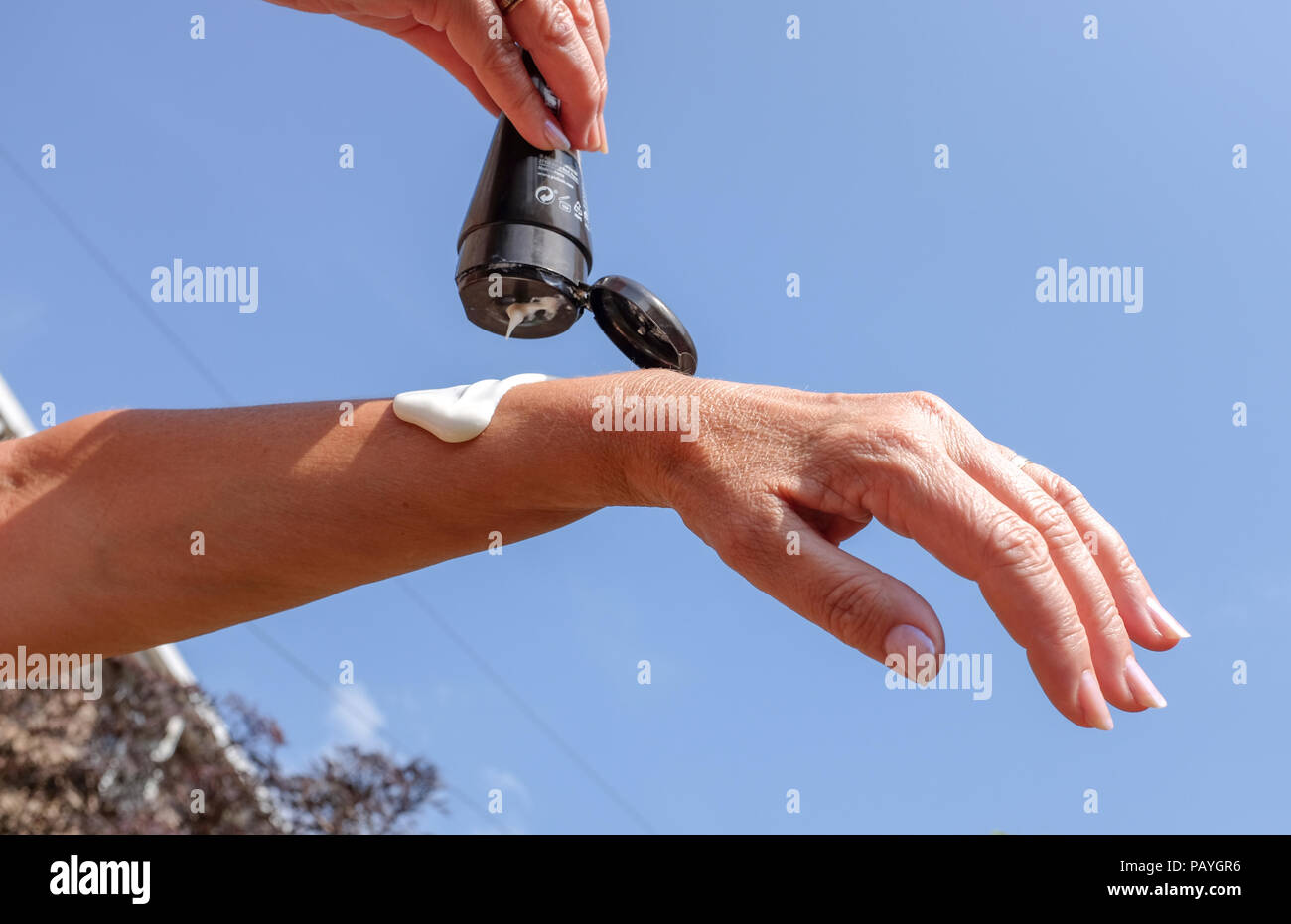Applying sunscreen uk hi-res stock photography and images - Alamy