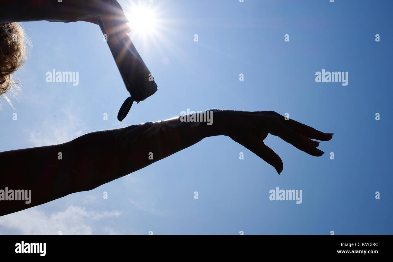 Applying sunscreen uk hi-res stock photography and images - Alamy