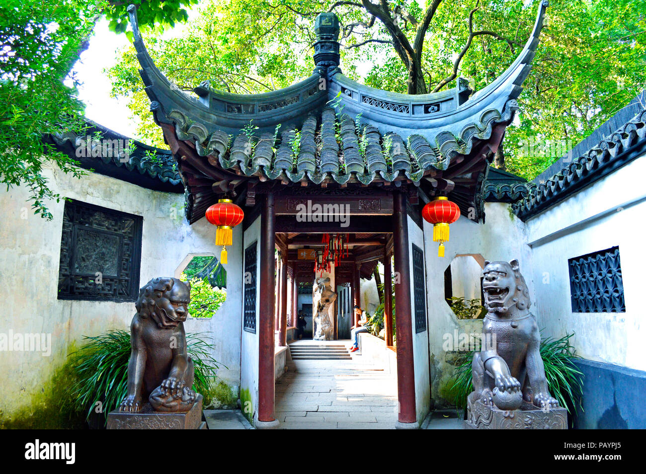 Ancient chinese house roof tiles hi-res stock photography and images ...