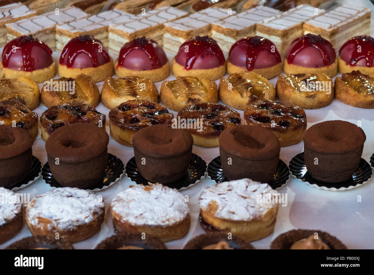 Borough market cake stall hi-res stock photography and images - Alamy