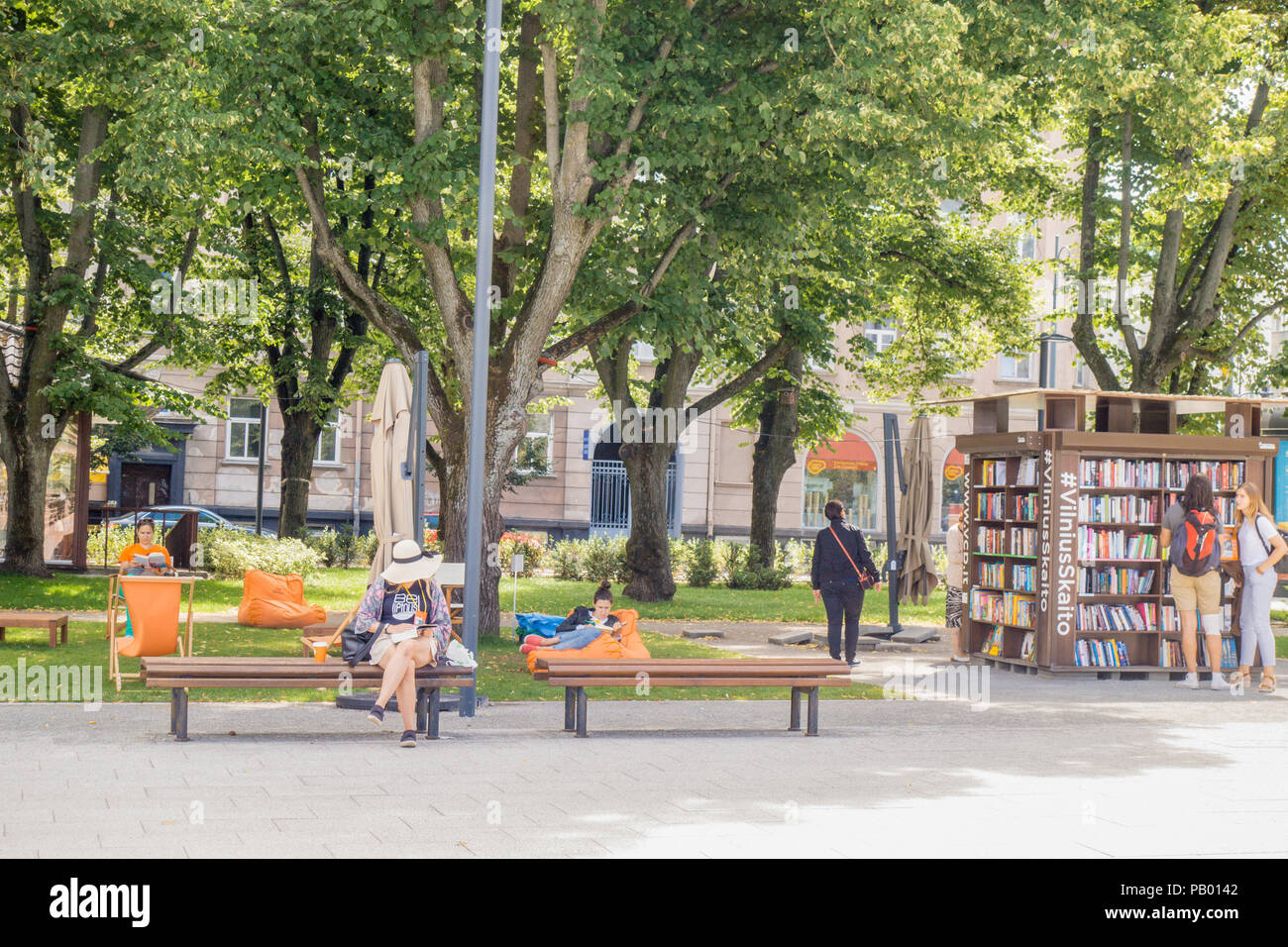 Open air reading hi-res stock photography and images - Alamy
